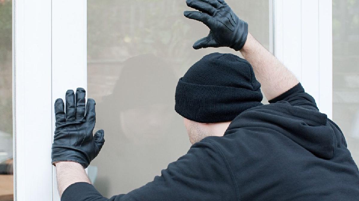 Jaf armat la un magazin de bijuterii de lux din Paris. Hoții au fugit de la locul faptei pe ...