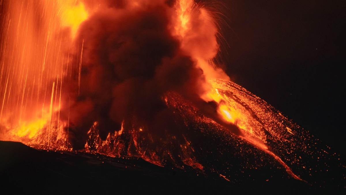 Alertă roșie de protecție civilă! Vulcanul Etna este pe cale să erupă ...