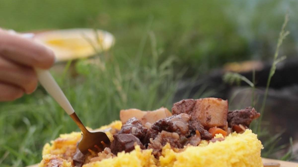 Tocăniţă de vită la ceaun, o reţetă de pe vremea bunicilor