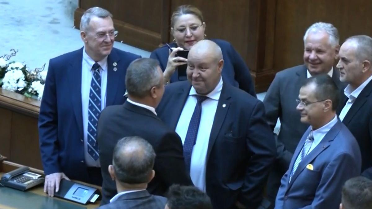 Gestul făcut de Nicolae Ciucă, după ce Diana Şoşoacă a început să îl ...