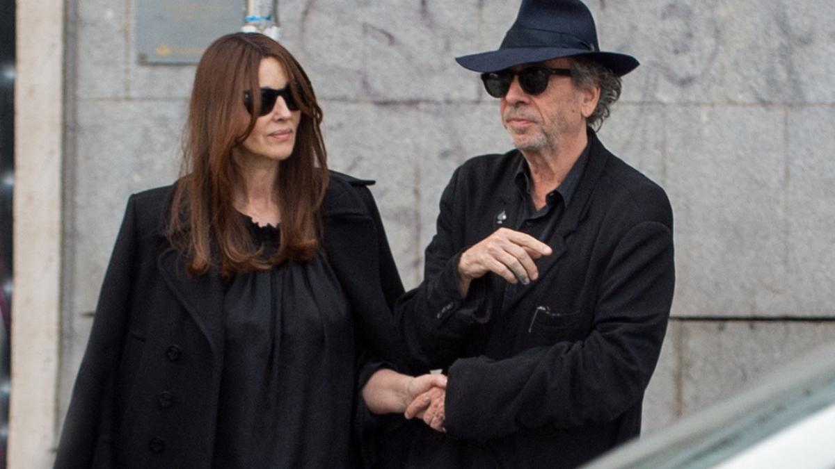 Monica Bellucci confirmă ca are o relație cu regizorul Tim Burton. Ce ...