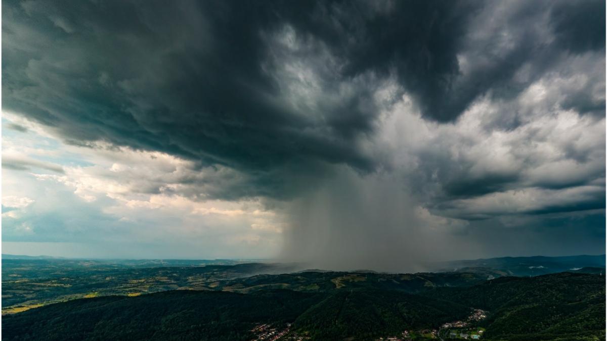 Aşa arată urgia! Nor care îţi taie răsuflarea, surprins din timpul ...