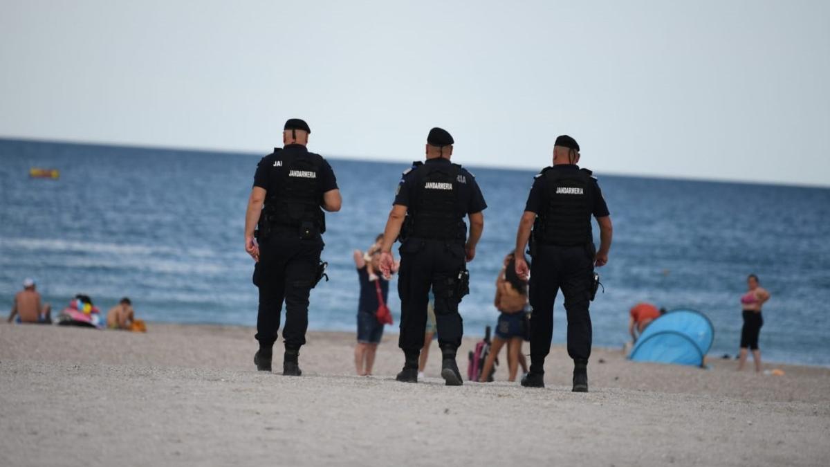 Jandarmi din Constanţa condamnaţi, după ce au fost prinşi că lucrau la ...