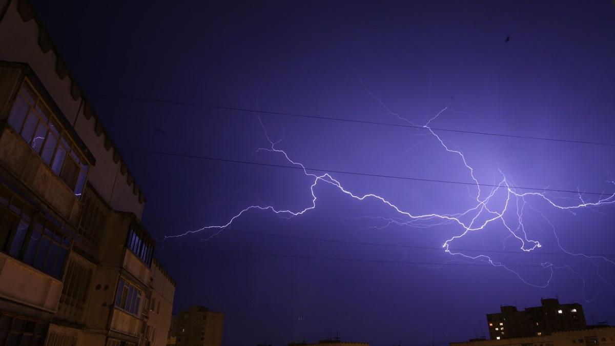 Avertizare meteo ANM de furtuni şi ploi torenţiale! Harta zonelor ...