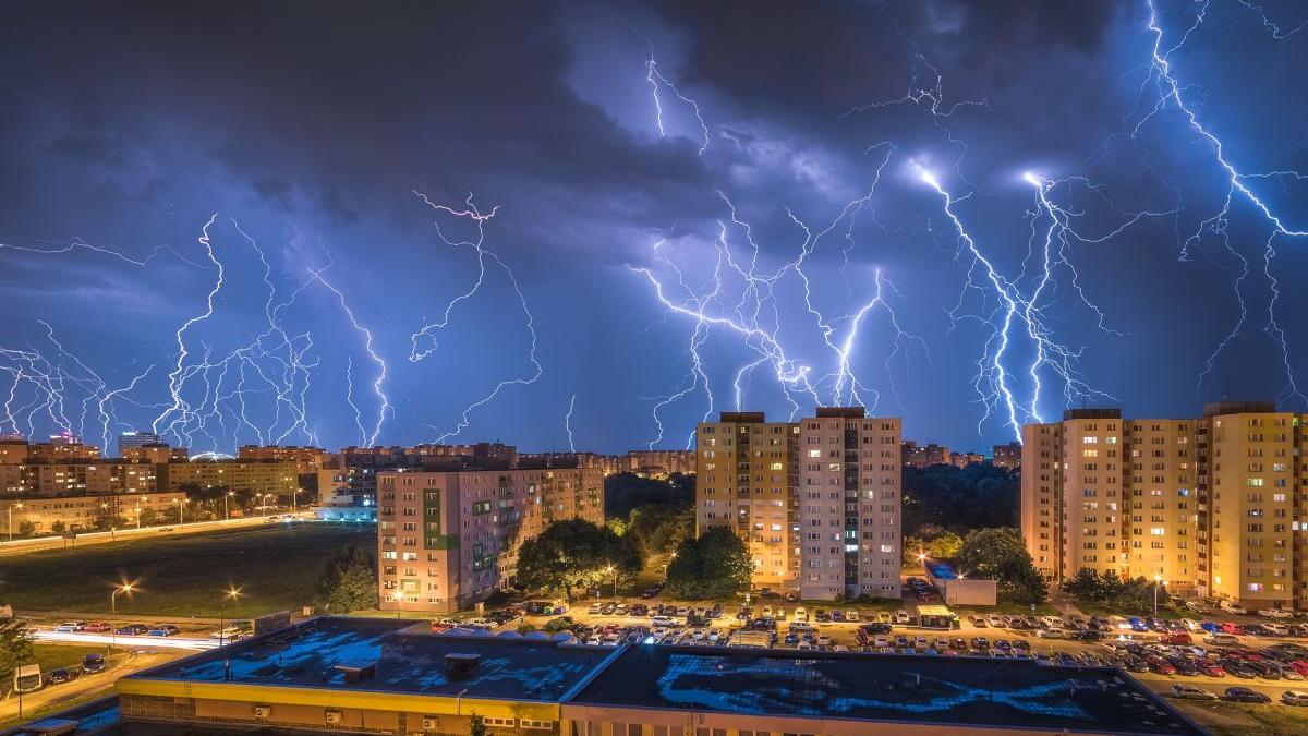 Avertizare meteo ANM de furtuni şi ploi de până la 80 de l/mp. Harta ...