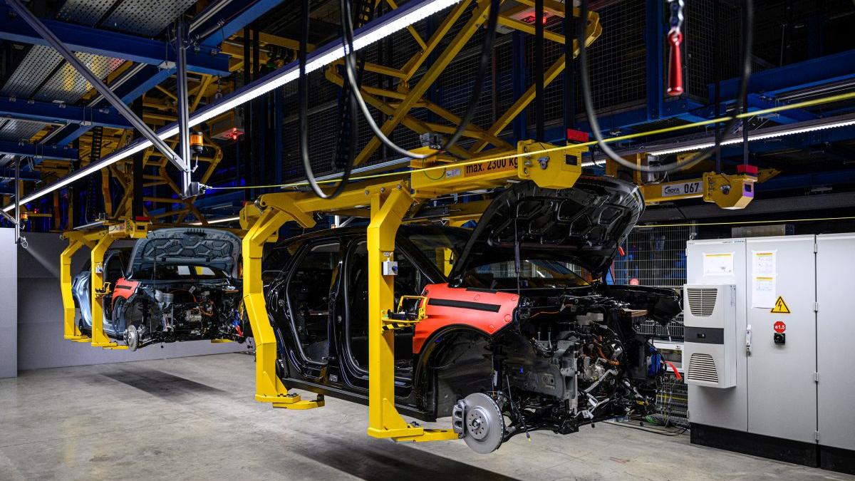 Două automobile fabricate în România, în top 10 cele mai vândute mașini ...