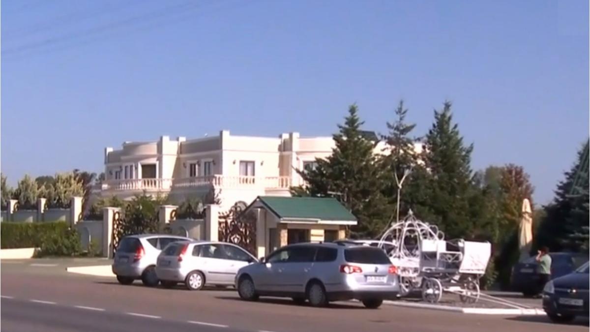 Casa Albă de la Vaslui. Imagini impresionante cu moşia de faraon a lui ...