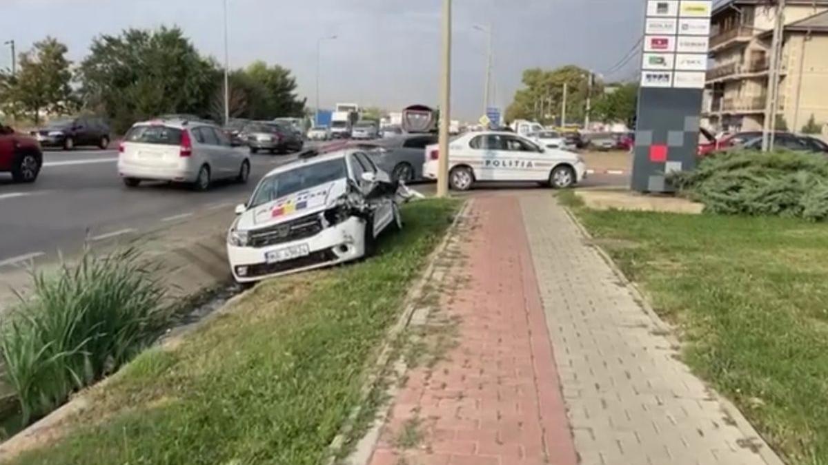Accident cu două maşini de Poliţie, în Iaşi, după o greşeală de începător a unui poliţist ...