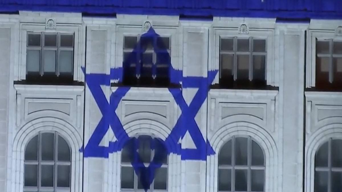 Steagul Statului Israel, proiectat pe clădirea Palatului Parlamentului ...