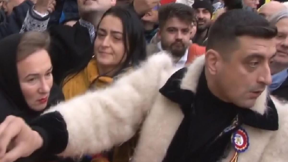 "Faceți loc, că vine la pâine!" | George Simion, liderul AUR, a ajuns în gara Alba Iulia, unde a ...