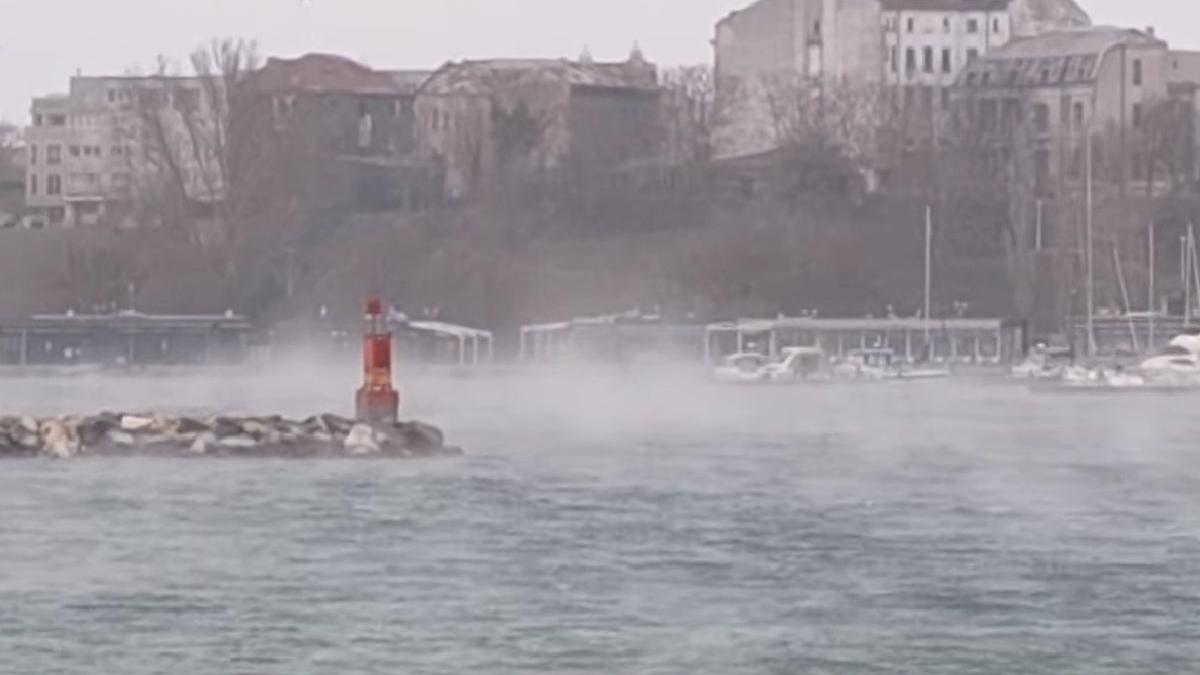 "Fierbe" Marea Neagră. Explicaţiile unui fenomen rar şi spectaculos