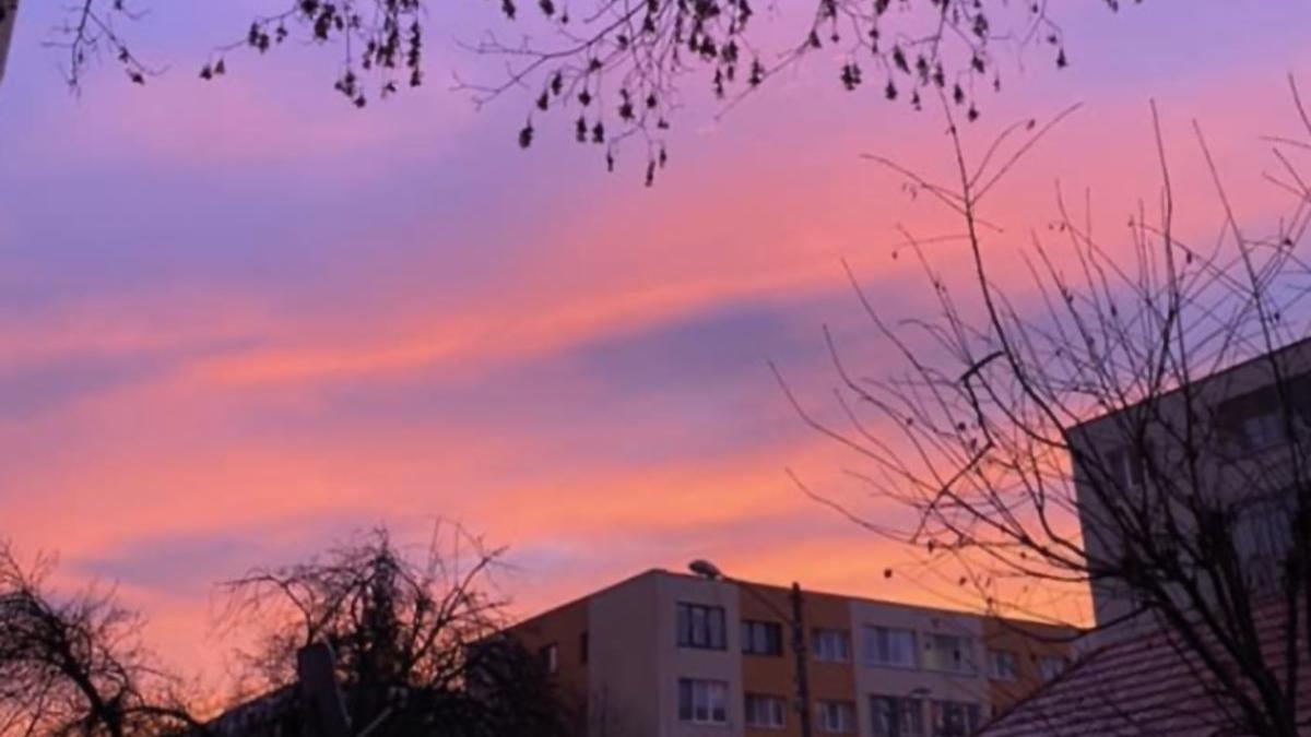 Cerul Clujului, acoperit de nori roz. Explicația specialiștilor pentru ...