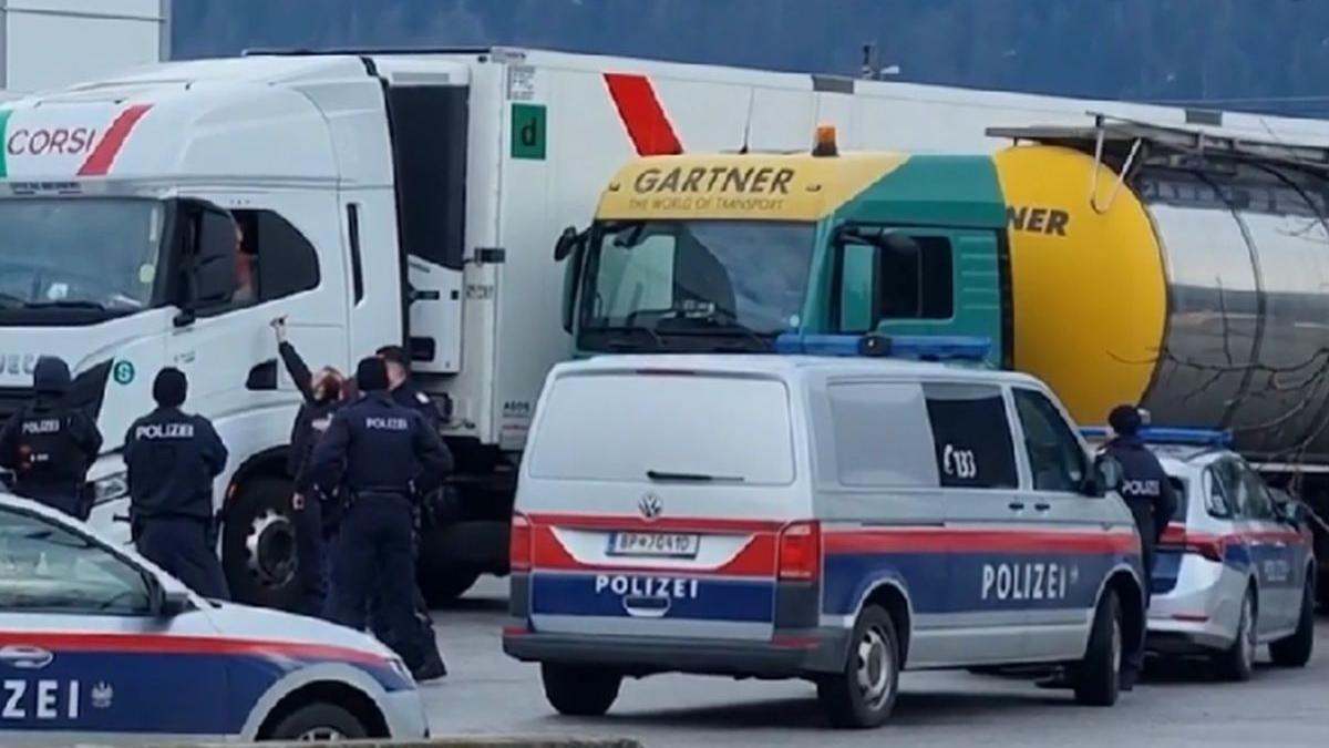 Un şofer român de TIR s-a baricadat în cabină, în Austria. Autoritățile ...