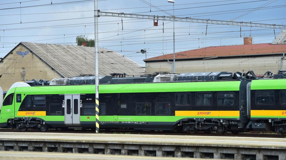 Data la care ajung în România noile trenuri poloneze. Pot circula cu o ...