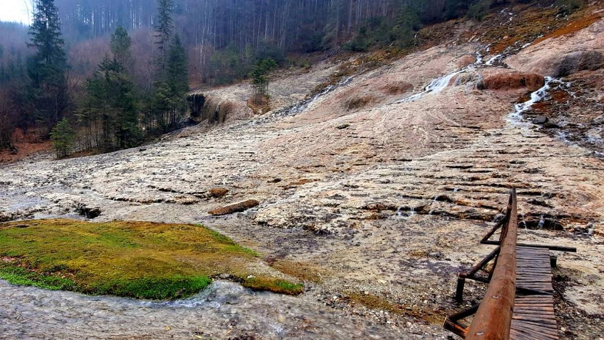 Locul din România unde poți "merge pe apă". Turiștii au parte de o experiență unică | Antena 3 CNN