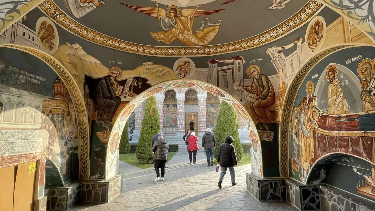 Mănăstirea din România cu trei altare. Locul în care se săvârșesc cele ...
