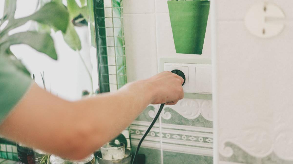 Electrocasnicele lăsate în priză consumă curent! Topul aparatelor cu cel mai mare consum