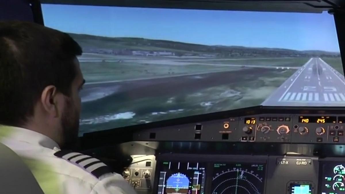 Imagini cu cel mai modern simulator de zbor din România. Este o copie ...