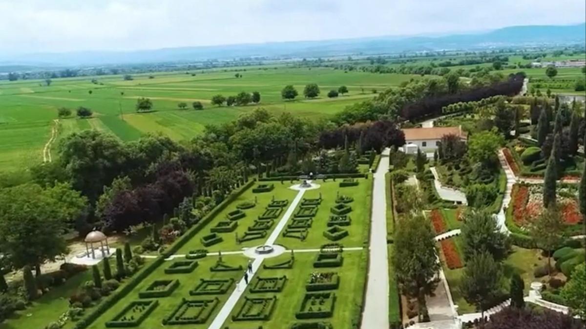 Povestea italianului care a scos prunii şi a pus flori, pe Valea ...