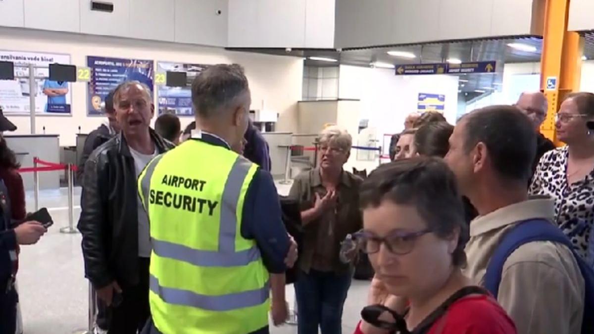 "Suntem tratați mai rău ca animalele!" | Scandal uriaș pe aeroportul ...