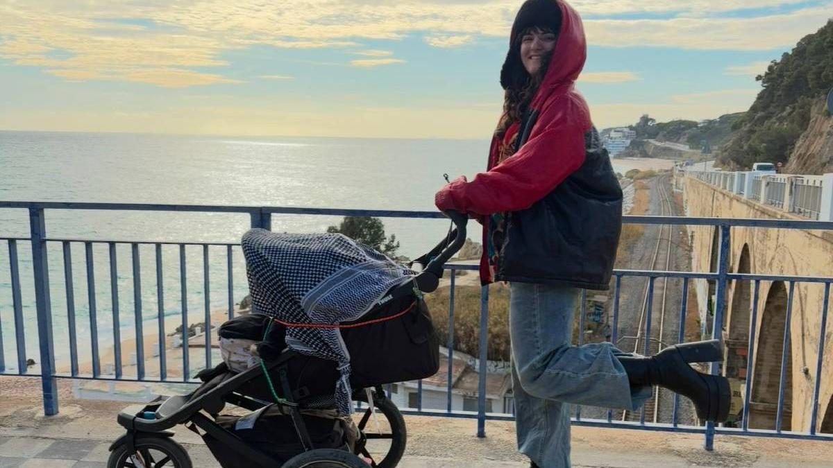 Mii de kilometri pe tocuri: Dora, tânăra care merge din Spania până în România pentru victimele ...