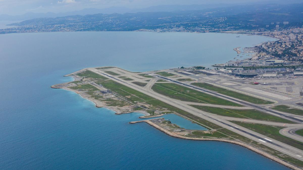 Un avion a aterizat pe pista greșită și a evitat la doar 3 metri un accident înfiorător, la Nisa ...