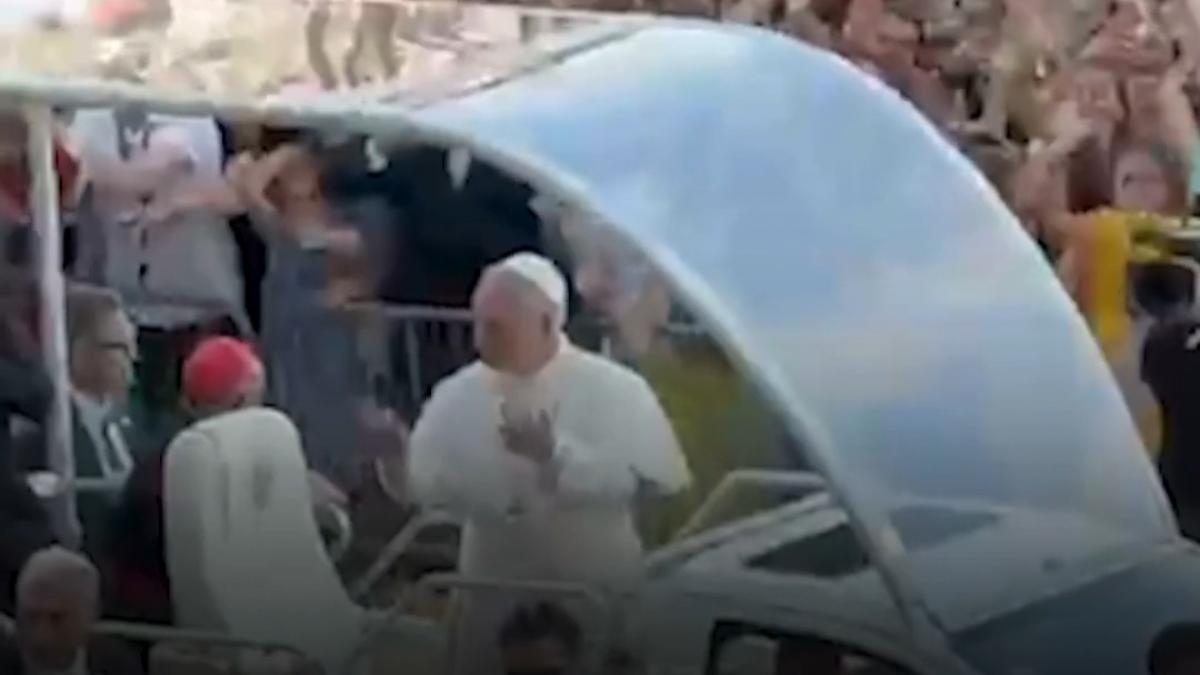 VIDEO: Moment viral în Barcelona: Papa Leon salută mulțimea și face ...