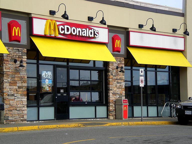 INEDIT! De la McDonald's la Hollywood. Vezi ce vedete şi-au început ...