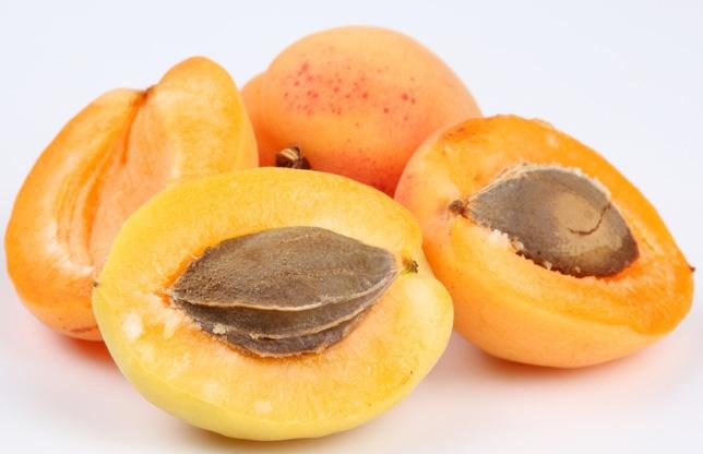 Un bărbat din Focșani a desfăcut o caisă ca să o mănânce. Ce a văzut i ...