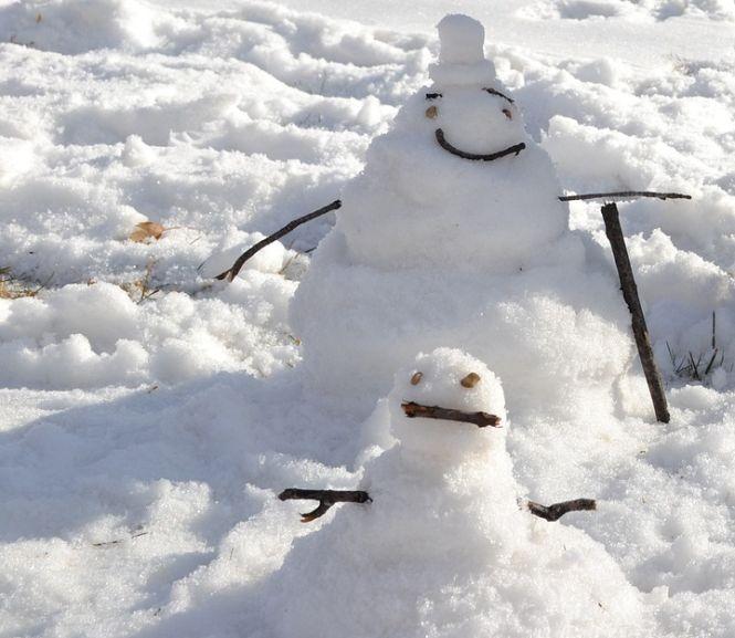 Prima ninsoare, după 85 de ani. Locuitorii de aici au făcut poze cu ...
