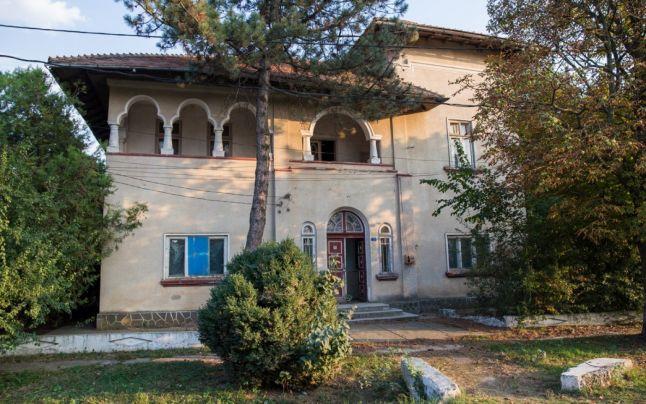 Conacul interbelic scos la vânzare cu un preţ ridicol de mic. Are 18 ...