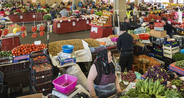 Au apărut ieri printre tarabe, în Piața Obor. Oamenilor nu le-a venit ...
