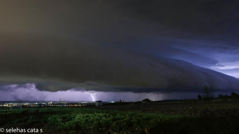 Fenomen meteo surprins la Craiova. Imagini spectaculoase din timpul ...