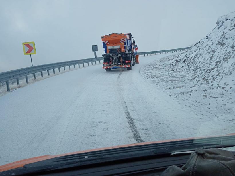 Viscol și zăpadă pe Transalpina. Drumarii intervin | Galerie Foto