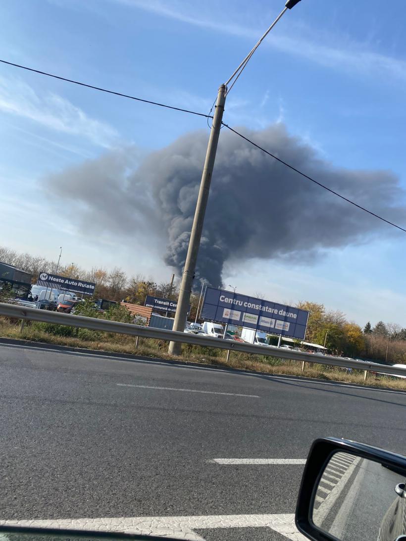 Incendiu puternic la un centru Remat din Chitila, lângă București. A ...