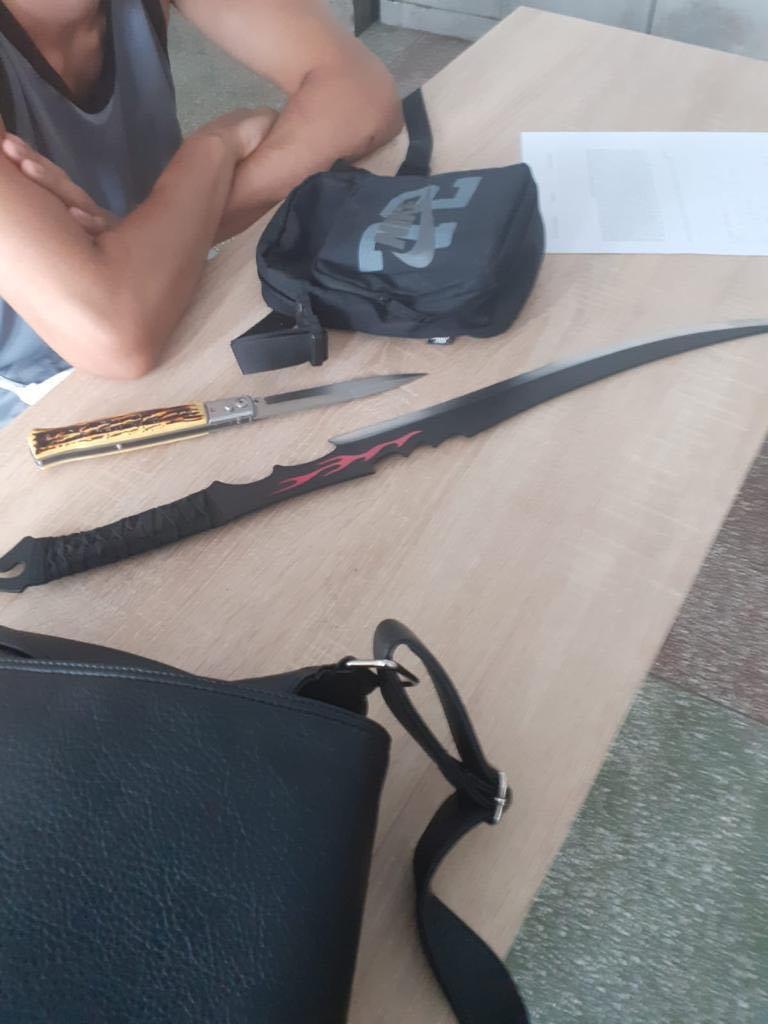 Galerie Foto - Polițiștii au reținut un tânăr de 19 ani care se plimba ...