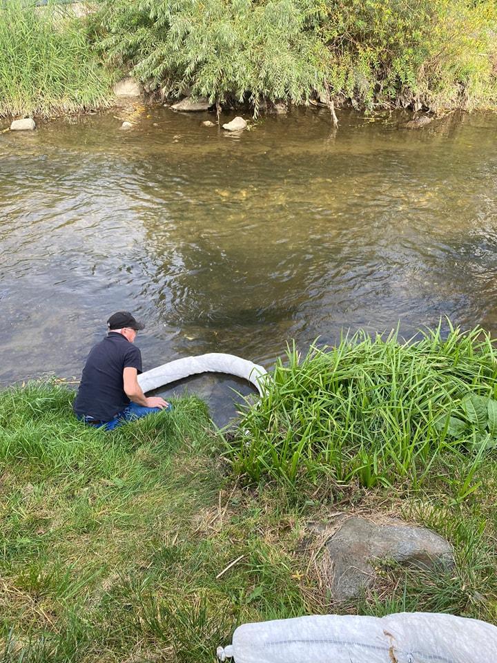 Galerie Foto - Râul Cibin din Sibiu a fost poluat cu produs petrolier | Anunţul făcut de Apele ...