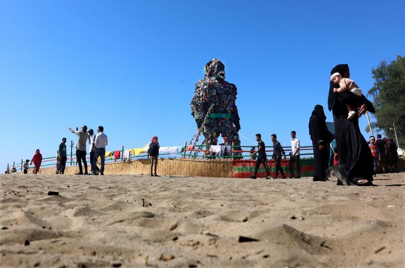 Galerie Foto - „Monstrul din plastic” apărut pe cea mai lungă plajă ...