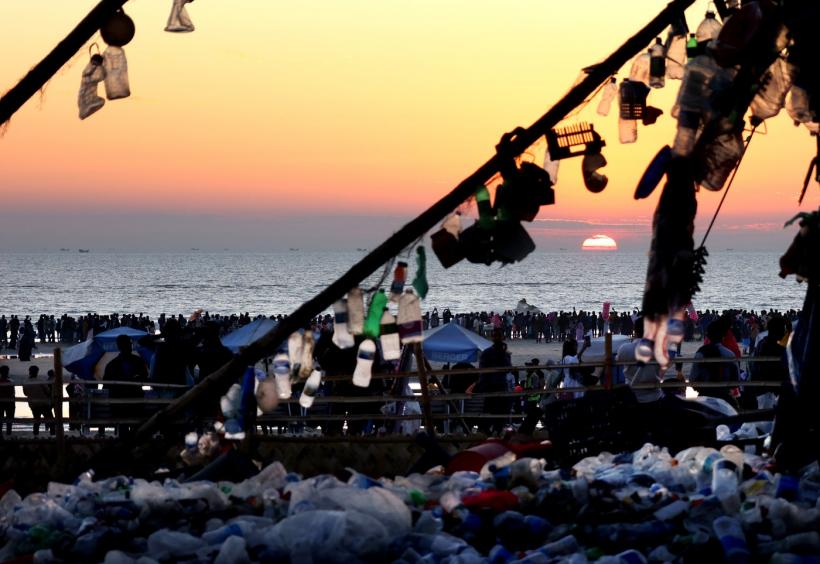 Galerie Foto - „Monstrul din plastic” apărut pe cea mai lungă plajă ...