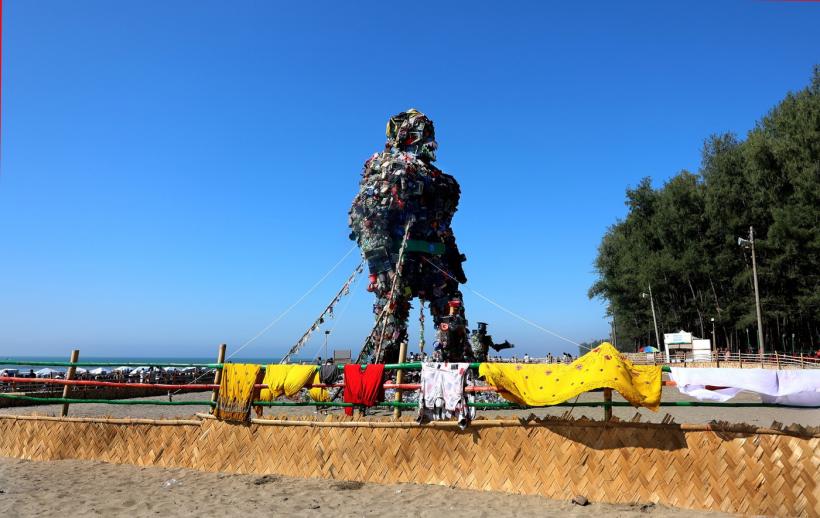 Galerie Foto - „Monstrul din plastic” apărut pe cea mai lungă plajă ...