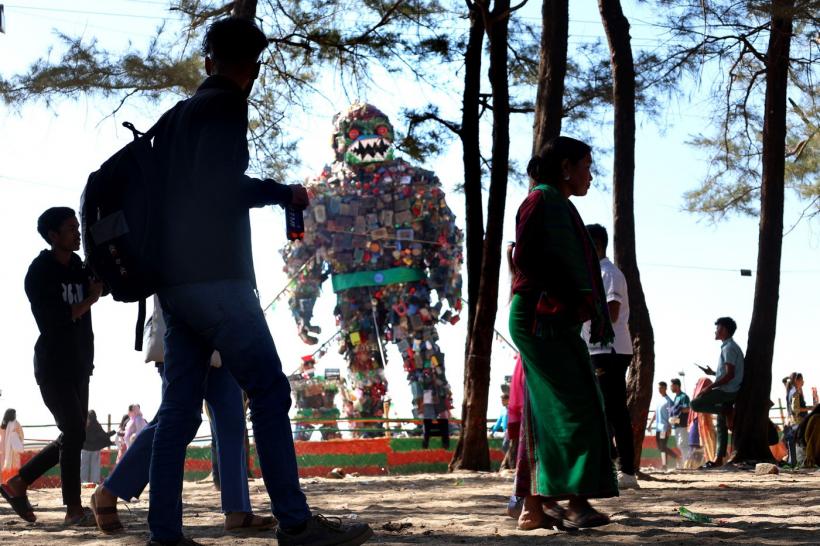 Galerie Foto - „Monstrul din plastic” apărut pe cea mai lungă plajă ...