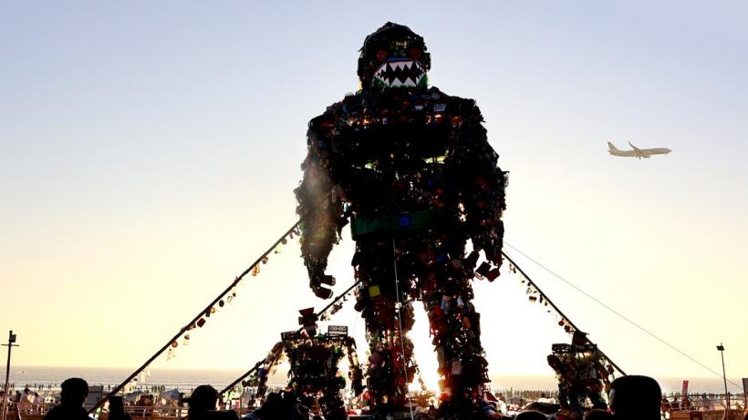 Galerie Foto - „Monstrul din plastic” apărut pe cea mai lungă plajă ...