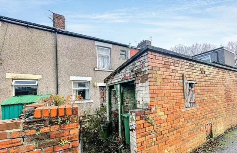 Galerie Foto - De ce se vinde o casă cu etaj și două dormitoare cu ...