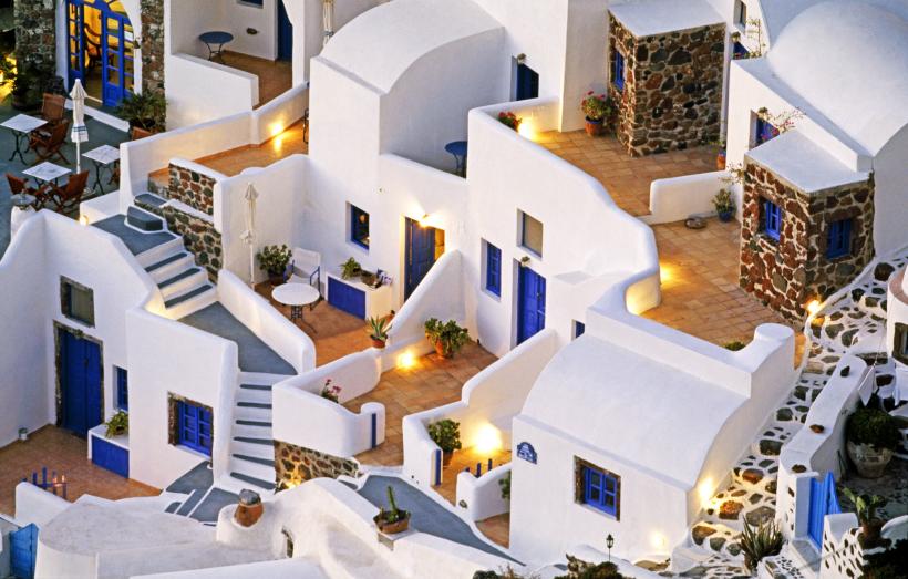 Galerie Foto - Speriați de cutremure, oamenii fug din Santorini și iau ...