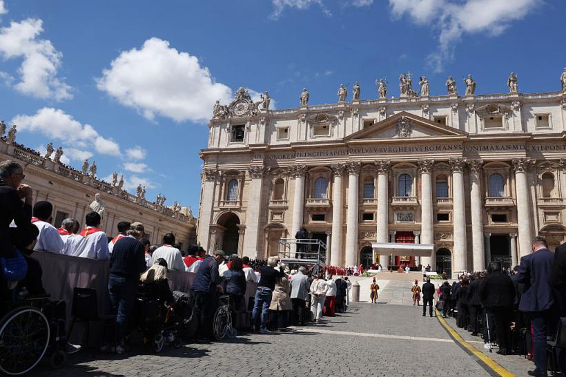 Galerie Foto - Război și pace în Basilica San Pietro. Ce nu s-a văzut ...