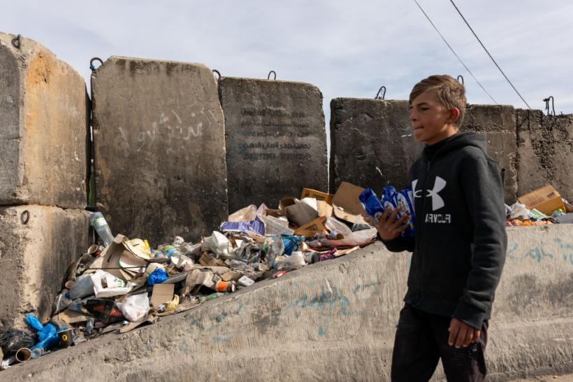 Galerie Foto - Înfometați, copiii din Gaza caută mâncare prin munții de ...