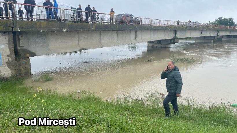 Galerie Foto - Pericol de viitură pe râul Siret. Sunt instalate baraje ...