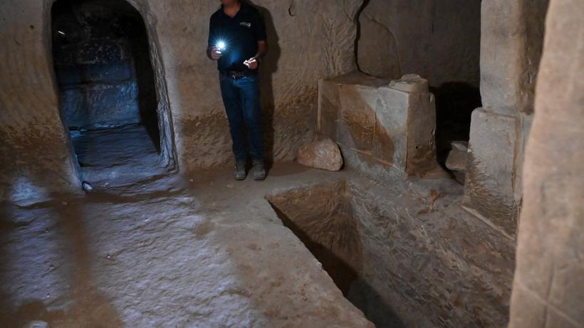 Galerie Foto - Un nou studiu arată că în peștera antică a "moașei lui ...