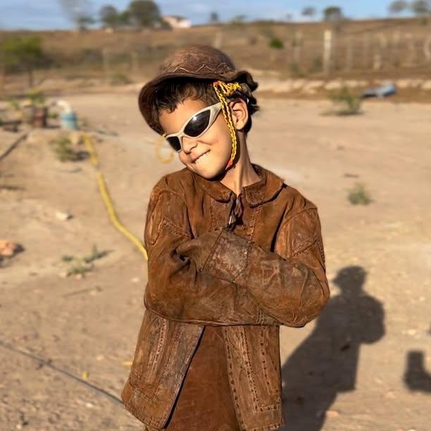 Galerie Foto - Imagini virale cu un băiat care se duce la școală călare ...