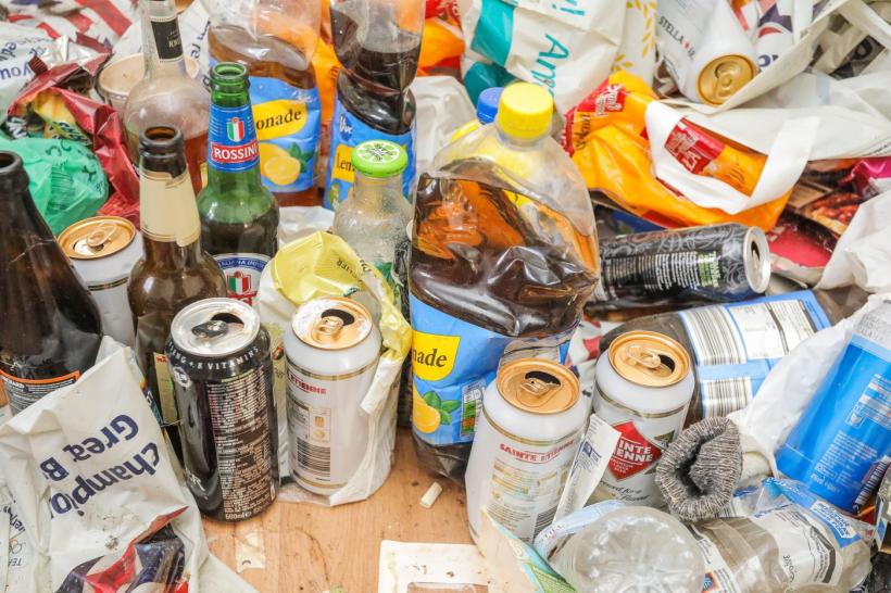 Galerie Foto - Un bărbat a lăsat un munte de 3.000 de doze de bere în ...